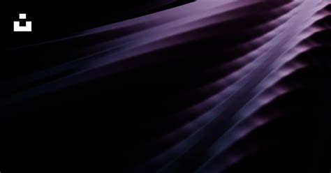 검은 색 배경에 추상적 인 보라색 빛 줄무늬가 있습니다 사진 Unsplash의 무료 배경 화면 4k 이미지