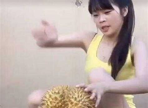 90後女孩直播徒手劈榴槤，結果悲劇發生了，網友：為紅也太拼了 每日頭條