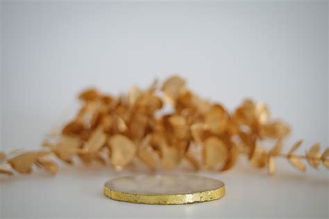 흰색 배경에 황금 잎대리석 연단 제품 화장품 프리젠 테이션연단 창조적 인 조롱 미용 제품을 위한 받침대 또는 플랫폼 0명에 대한