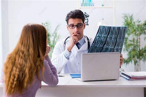 환자의 엑스레이 이미지를 검사하는 의사 벡터 배경 및 무료 다운로드를위한 그림 Pngtree