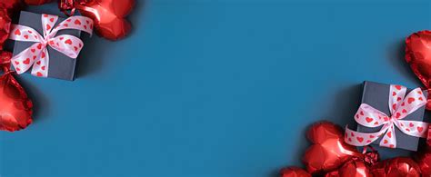 선물 상자와 파란색 배경에 빨간색 하트 모양의 발길이 있는 배너 발렌타인 데이 인사말 카드 공간을 복사합니다 0명에 대한 스톡 사진 및 기타 이미지 Istock