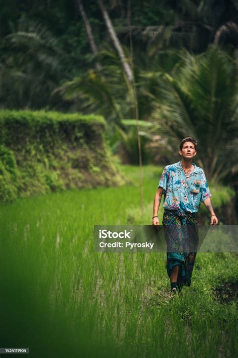 한 젊은이가 인도네시아 발리 우붓에 있는 아름다운 쌀 테라스에 서 있습니다 감탄에 대한 스톡 사진 및 기타 이미지 감탄 경관 계곡 Istock