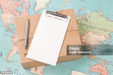 우편 소포 및 봉투 및 세계지도에 펜으로 채우기 위한 양식 0명에 대한 스톡 사진 및 기타 이미지 0명 개념 개념과 주제