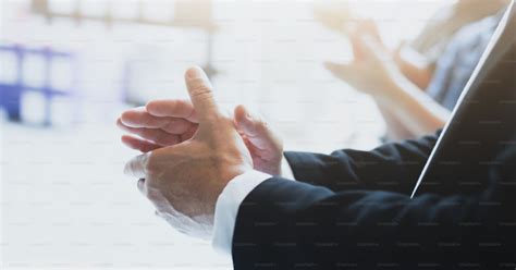 비즈니스 팀 성공 사업가들은 회의에서 프레젠테이션 프로젝트 후 박수를 치고 있다 사진 Unsplash의 박수 이미지