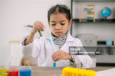 학교 실험실에서 시험관 만들기 실험으로 과학 화학을 배우고 있는 아시아의 아이 소녀 교육 과학 화학 및 어린이 개념 어린이의