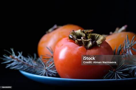익은 오렌지 과일은 감 검은색 바탕에 파란색 그릇에 나무 가지 0명에 대한 스톡 사진 및 기타 이미지 0명 가을 갈색