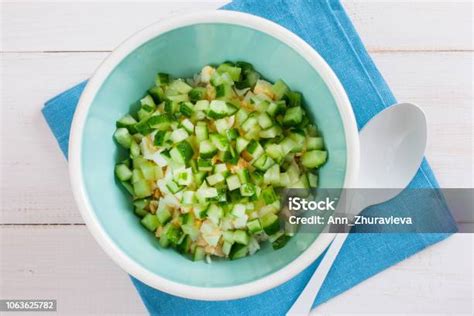 신선한 오이 상위 뷰를 추가 하는 3 단계 막대기 옥수수와 쌀단계적으로 크랩 샐러드 요리 0명에 대한 스톡 사진 및 기타 이미지 Istock