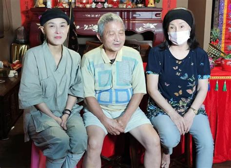 50岁女星唐德惠晒照宣布出家为尼，老父亲陪她剃度一脸无奈腾讯新闻