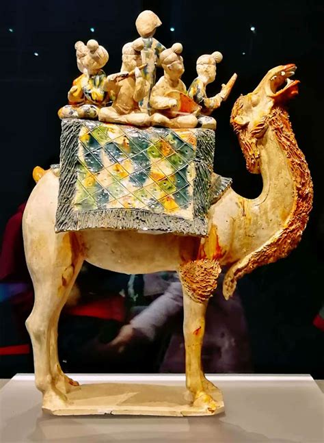 唐三彩骆驼载乐俑