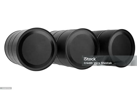 세 검은 금속 배럴 바닥보기 격리 닫기 흰색 배경 오일 드럼 강철 통 알루미늄 통 석유 저장 포장 연료 용기 가솔린 탱크 석유 생산 산업 기호 0명에 대한 스톡 사진 및