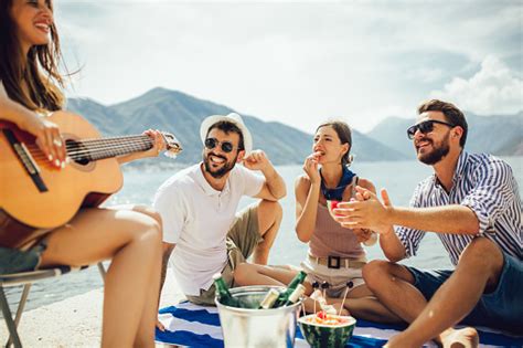 여름 방학에 재미를 가진 젊은 사람들 해변에서 열대 칵테일을 마시는 행복한 친구 20 29세에 대한 스톡 사진 및 기타 이미지 20 29세 과일 기타 현악기 Istock