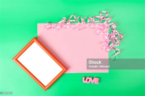 녹색 배경에 텍스트를위한 여유 공간이있는 빨간색 사진 프레임 비문 Love 및 분홍색 복사 공간 옆에 있습니다 녹색에 대한 스톡 사진 및 기타 이미지 Istock