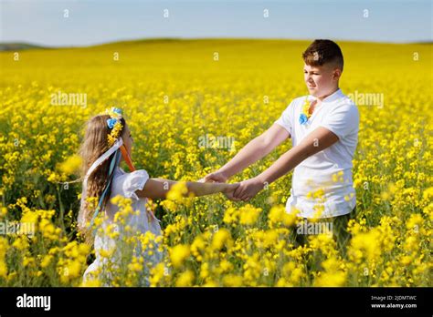 Joyeux Ados Joyeux Frère Aîné Et Sœur Rieuse Avec Couronne Lumineuse Ukrainienne Fleurie Avec