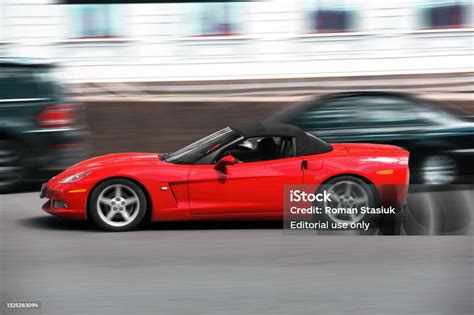 미국 근육 자동차 시보레 코르벳 컨버터블 모션 흐린 차 고속의 빨간 슈퍼카 Chevrolet Corvette에 대한 스톡 사진