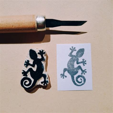 خرید و قیمت مهر دست ساز مارمولک برای طراحی کاغذ کادو و چاپ روی پارچه از غرفه لینو آرت