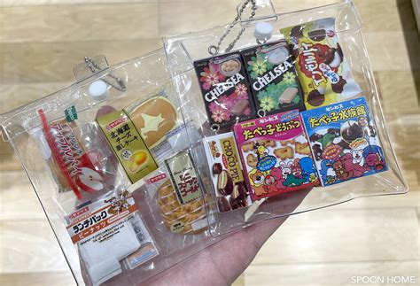 100均ダイソーの推し活グッズ。ポケット付キーホルダーとカラビナ付きポーチ