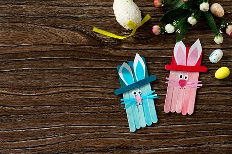 부활절 토끼 장난감 선물 Stics 나무 테이블에 인형 공간을 복사합니다 Handmade 아이들의 창의력 아이들을위한 공예의 프로젝트 배경 주제에 대한 스톡 사진 및 기타
