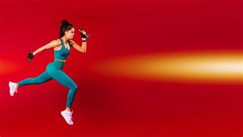 배너 긴 형식 스포츠웨어를 입고 아령을 손에 들고 광고할 빈 옆 공간을 가진 빨간 배경에 아령을 들고 달리는 소녀 건강한 생활방식에 대한 스톡 사진 및 기타 이미지 Istock