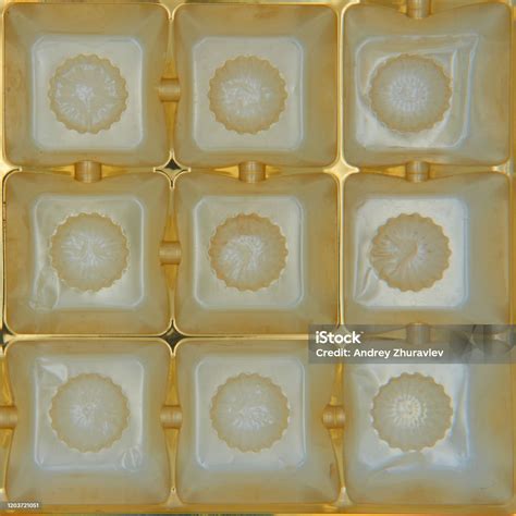 황금 색의 사탕 플라스틱 포장에서 배경 사각형 세포의 형태로 초콜릿 상자의 집합입니다 0명에 대한 스톡 사진 및 기타 이미지 0명 노랑 달콤한 음식 Istock