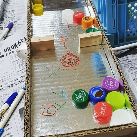 바다쓰기 바다쓰기와 함께하는 재미있는 환경놀이 플라스틱 병뚜껑과 종이박스를 활용해 놀이도구를 만들어 Facebook