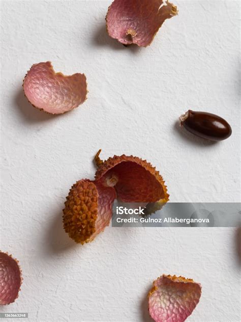 흰색 배경에 대각선으로 신선한 열매를 벗깁니다 음식 패턴 0명에 대한 스톡 사진 및 기타 이미지 0명 개념 개념과 주제 Istock