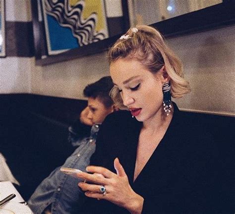 ნახეთ როგორი ლამაზია ორსული ანუკი არეშიძე ამ ჭრელ კაბაში