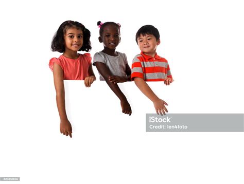화이트 보드와 함께 스튜디오에서 다민족 아이 초상화의 그룹 절연 아이에 대한 스톡 사진 및 기타 이미지 아이 3 명 간판 Istock