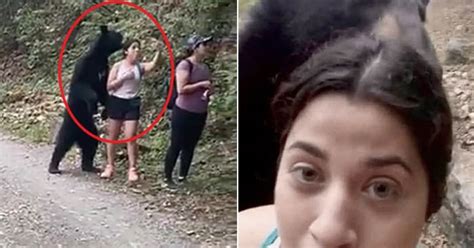 등산하는 도중 몰래 자기 뒤 다가온 야생곰과 셀카 찍은 어느 여성의 침착함 애니멀 플래닛