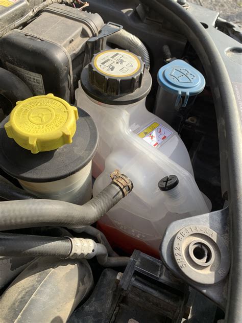 Расширительный бачок -замена — Land Rover Discovery IV, 3 л, 2012 года ...