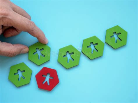 рука меняет красную фигуру на зеленую увольнение сотрудника с плохим настроением или замена