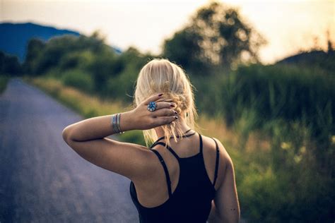 무료 이미지 People In Nature 금발 어깨 하늘 푸른 아름다움 햇빛 녹색 노랑 낮 피부 헤어