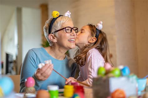 부활절 개념입니다 행복 한 아름 다운 어린 소녀와 회색 머리 할머니는 휴일 치킨 계란을 준비 가정 생활에 대한 스톡 사진 및 기타 이미지 Istock