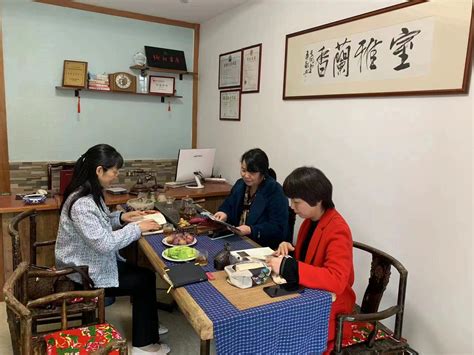 慈溪日报教育专版记者和市职教教研室领导来龙山调研潘岙民宿发展