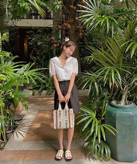 리리앤코 얼굴을 더욱 갸름하게 만들어주는 세일러 카라의 블라우스에요 💙🫧 러블리한 무드를 연출 Facebook