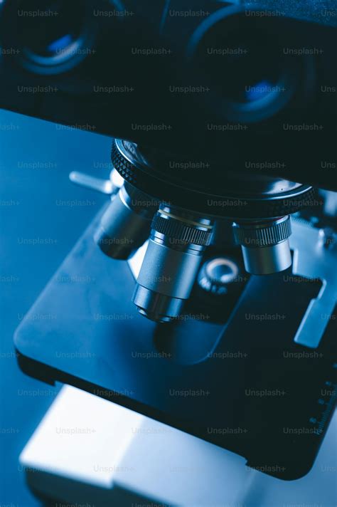 실험실에서 금속 렌즈를 사용한 과학 현미경의 근접 촬영 실험실 장비 광학 현미경 사진 Unsplash의 태국 이미지