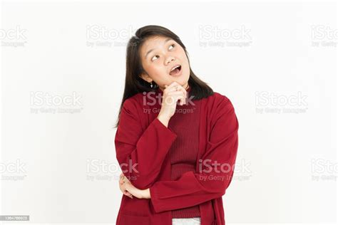 흰색 배경에 고립 된 빨간 셔츠를 입고 아름다운 아시아 여성의 생각 제스처 20 24세에 대한 스톡 사진 및 기타 이미지 20 24세 20 29세 고름 Istock