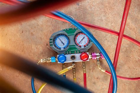 자동차 차고 자동차 에어컨 검사 서비스 누출 감지 냉매 채우기의 자동차 에어컨 시스템 검사 보기에 대한 스톡 사진 및 기타 이미지 검사 보기 계기판 측정기 관 튜브