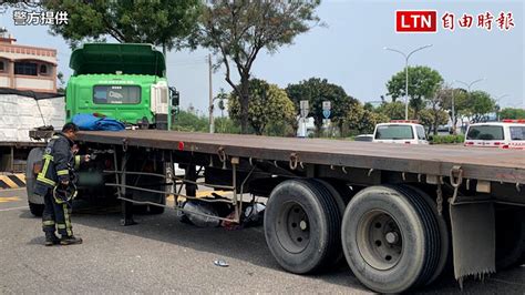 又見恐怖內輪差！台中拖板車右轉未注意 騎士捲車底濺血（警方提供） Youtube