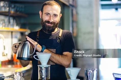 커피숍 카페테리아 레스토랑 의 바리스타 만들기 서비스 컨셉 20 29세에 대한 스톡 사진 및 기타 이미지 20 29세 기업 재무와 산업 남자들만 Istock