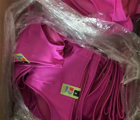 Padre se inspira en su hija y diseña trajes de baño para niñas trans