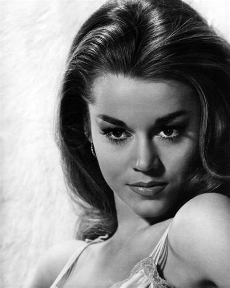 30 Beautiful Black And White Portraits Of A Very Young Jane Fonda From
