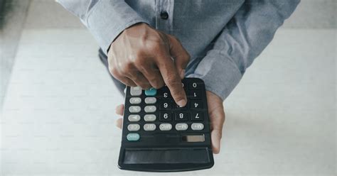 재정 절약 경제 개념 회계사 또는 은행가가 현금 청구서를 계산합니다 사진 Unsplash의 사업 이미지