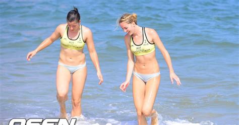 사진 비치발리볼 선수들 바닷가에 몸 담궈요