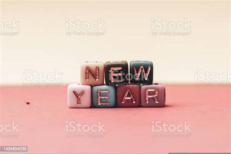 새해라는 문구는 분홍색 배경에 여러 가지 빛깔의 글자로 쓰여 있습니다 새해 인사말 카드에 대한 창의적인 개념 개념에 대한 스톡 사진 및 기타 이미지 Istock