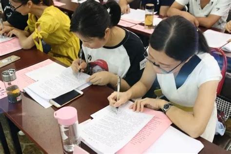 新鲜事丨武师附小名师团队赴湖北师范大学为200多名种子教师上反串课堂
