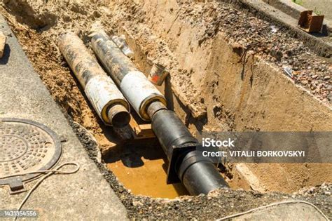 건설 수리중인 배관 중 지상 구덩이 트렌치 도랑에있는 수도관 급수 또는 가스 파이프 라인의 수리 0명에 대한 스톡 사진 및 기타 이미지 Istock