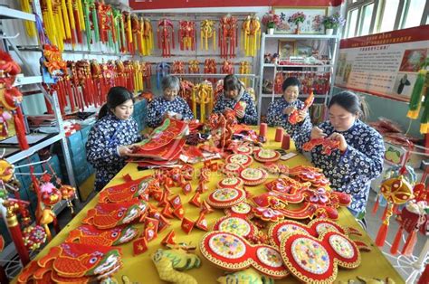 山西万荣：手工刺绣助增收 创业路上共致富 人民图片网