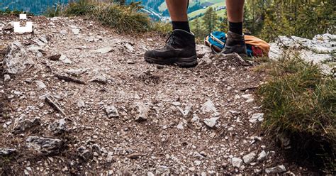 회색 티셔츠와 검은 반바지를 입은 남자가 낮에 푸른 잔디 위에 서 있다 사진 Unsplash의 무료 이탈리아 이미지