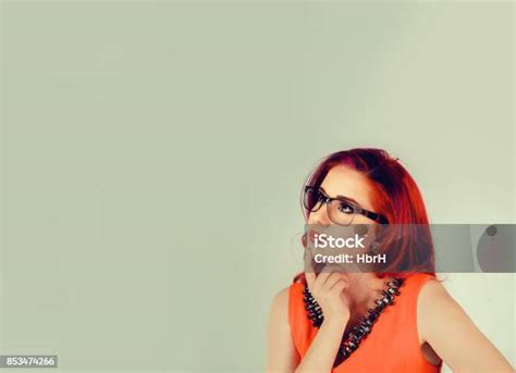 세로 생각 하 고 격리 된 회색 벽 배경 복사 공간을 찾고 행복 한 아름 다운 젊은 여자의 닫습니다 인간의 얼굴 표정 감정 감정