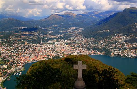 스위스 남부 루가노시의 산 살바토레 산에서 바라본 산 루가노 호수 도시의 전망 루가노에 대한 스톡 사진 및 기타 이미지 루가노 0명 가을 Istock